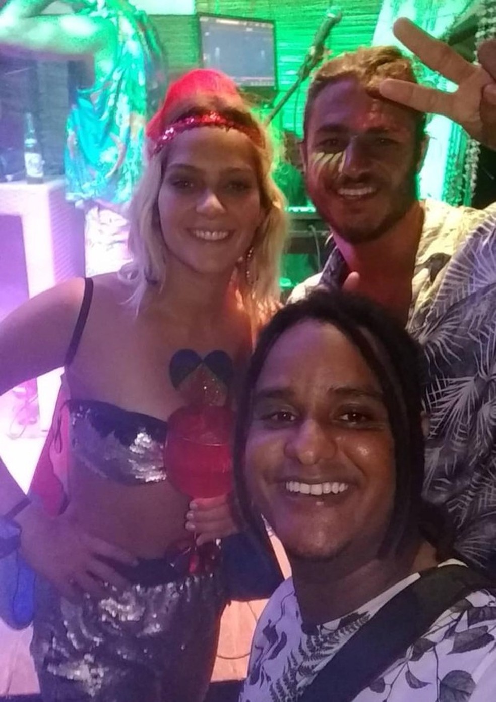 Manu Gavassi e Paulinho Vilhena fazem festa conjunta em Fernando de Noronha
