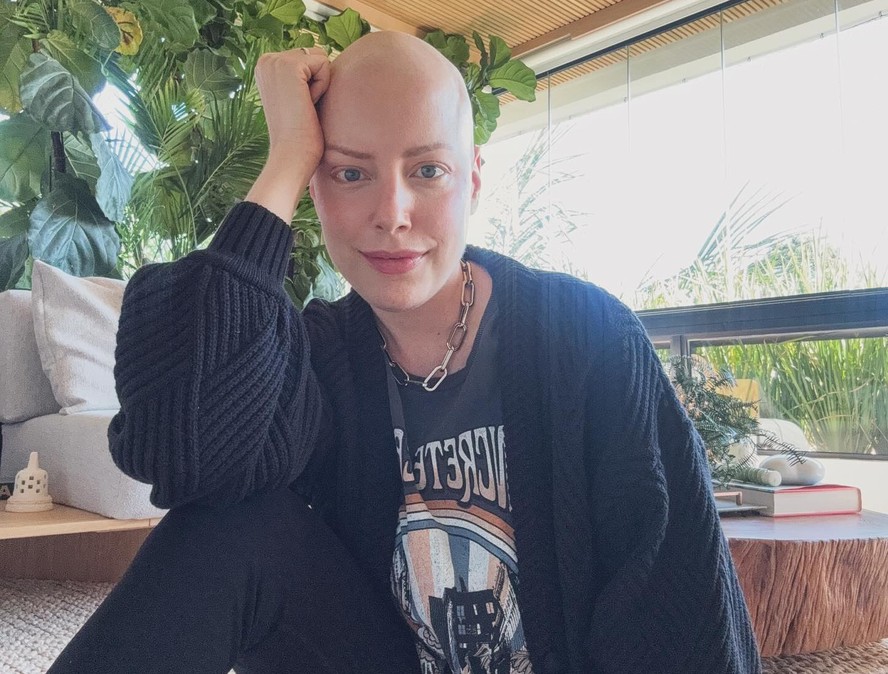 Fabiana Justus exibe look para curtir clima frio em casa