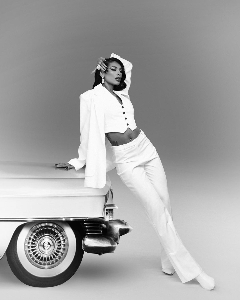 Pocah celebra a chegada dos 28 anos com ensaio arrebatador