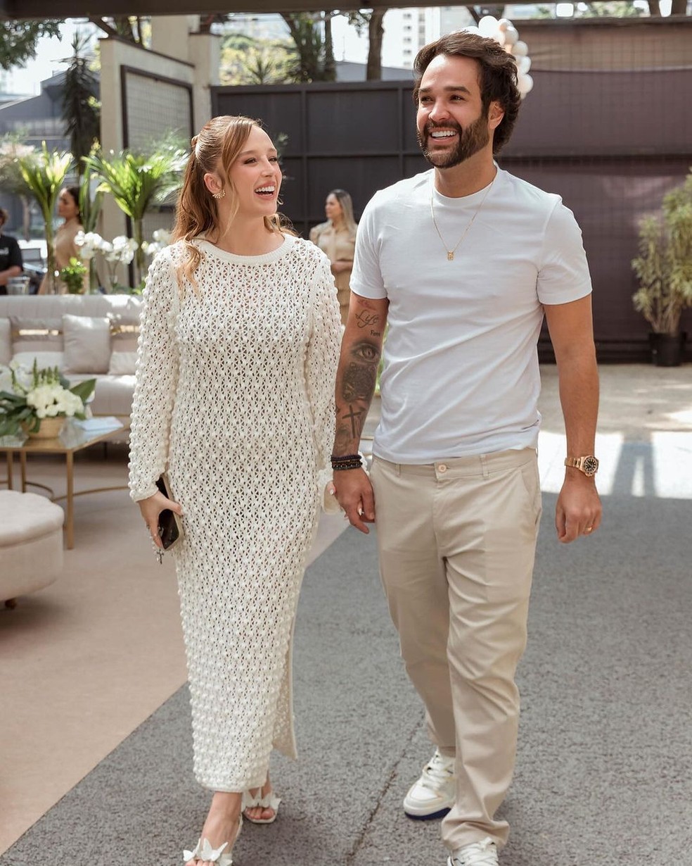 Duda Reis abre álbum de fotos inéditas do chá revelação da filha