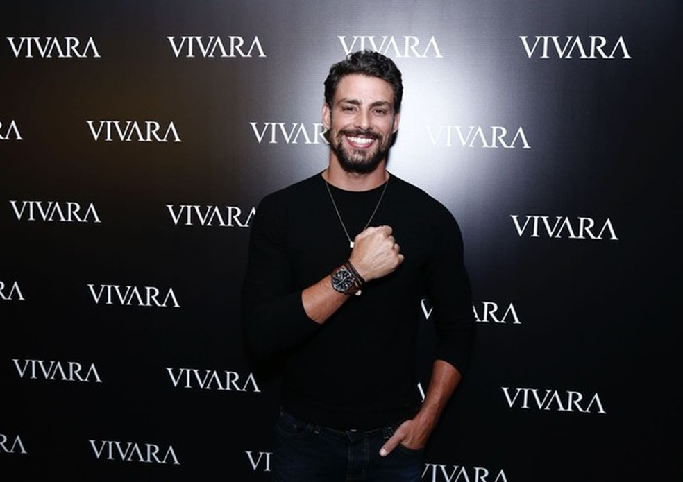 Cauã Reymond causa frisson em evento em São Paulo