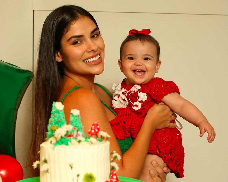 Munik Nunes celebra os oito meses da filha com tema Natal