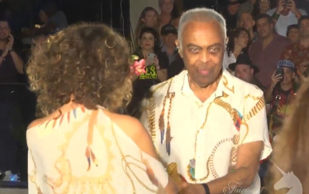 Gilberto Gil faz sua estreia como modelo na passarela de grife carioca