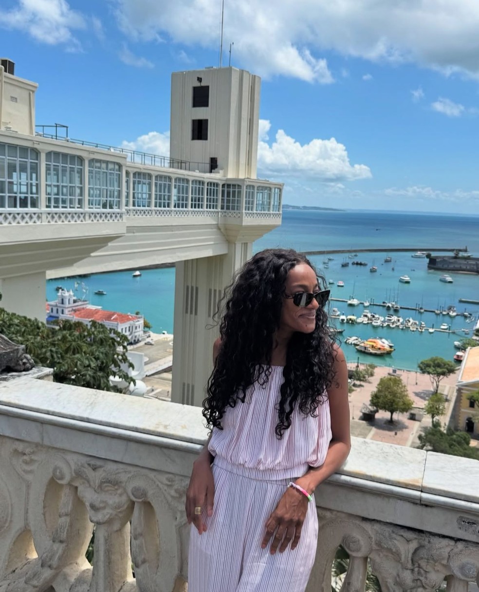 Pathy Dejesus inicia a semana renovando o bronze na Bahia