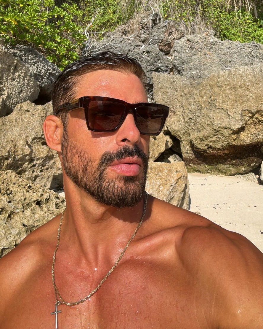 Cauã Reymond posa sem camisa em praia da Indonésia e fãs de derretem ...