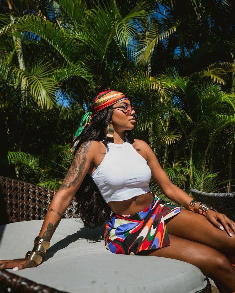 Ludmilla posa com look grifado multicolorido e encanta fãs