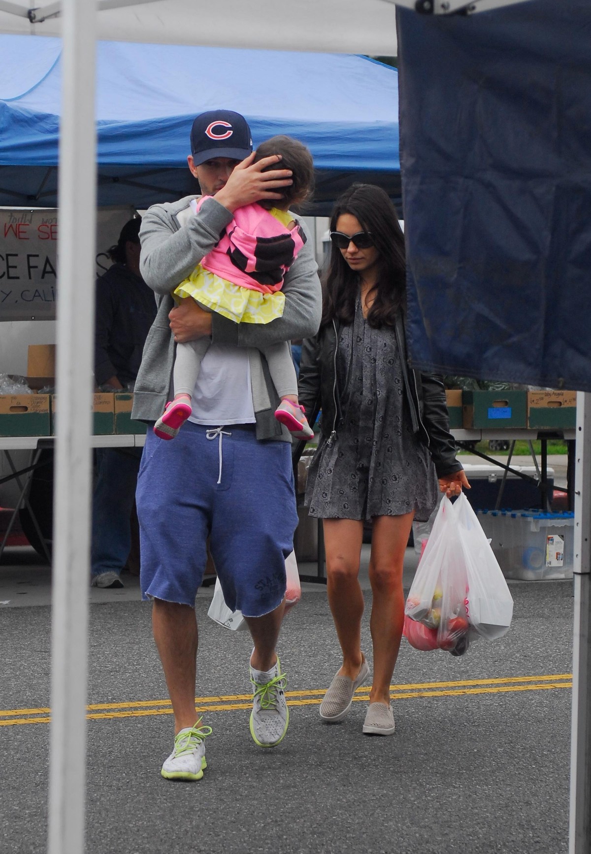 Ela está linda! Mila Kunis e Ashton Kutcher levam a pequena Wyatt ...