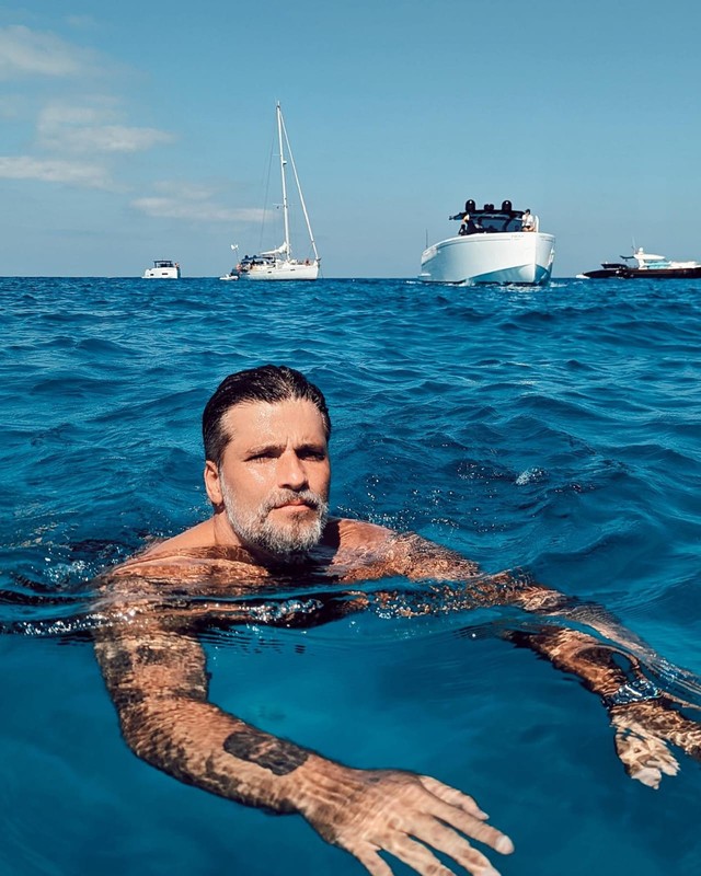 Bruno Gagliasso abre álbum de passeio a Formentera