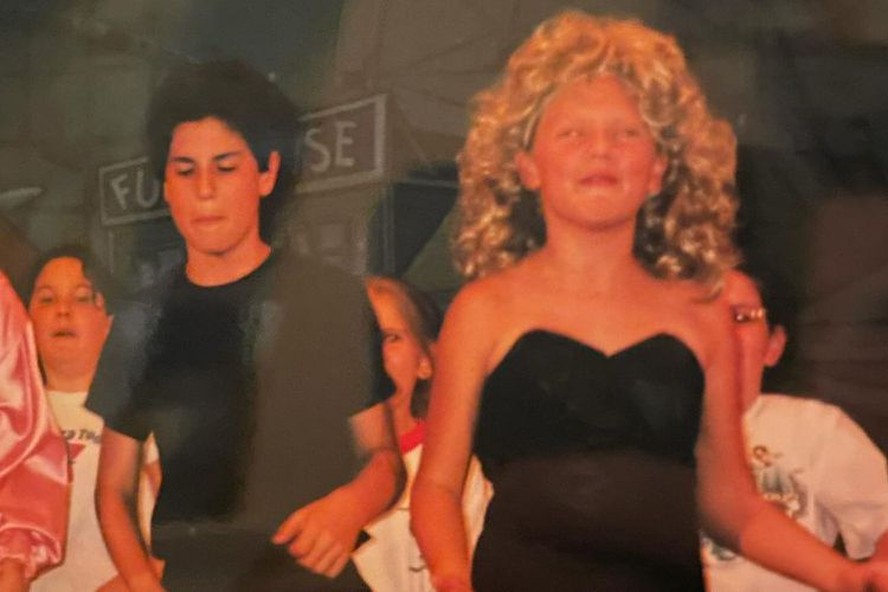 Humorista resgata fotos de infância com Taylor Swift como Olivia Newton ...