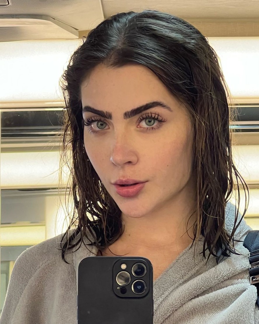 Após gravar cena no mar, Jade Picon posa de cabelos molhados