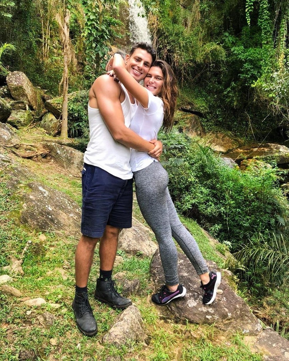 Mariana Goldfarb e Cauã Reymond posam abraçadinhos em cachoeira