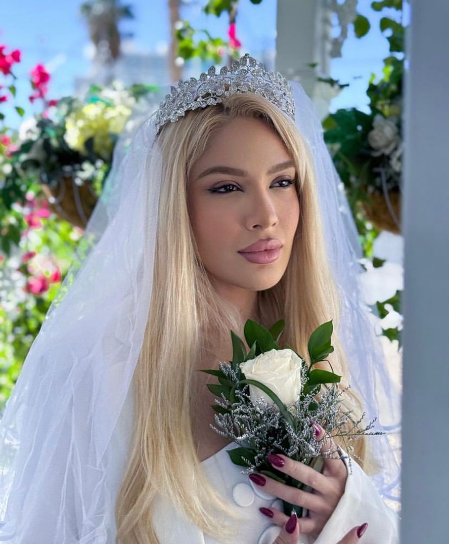 Em Las Vegas, Karol Lima aparece vestida de noiva: 'Casei comigo mesma'