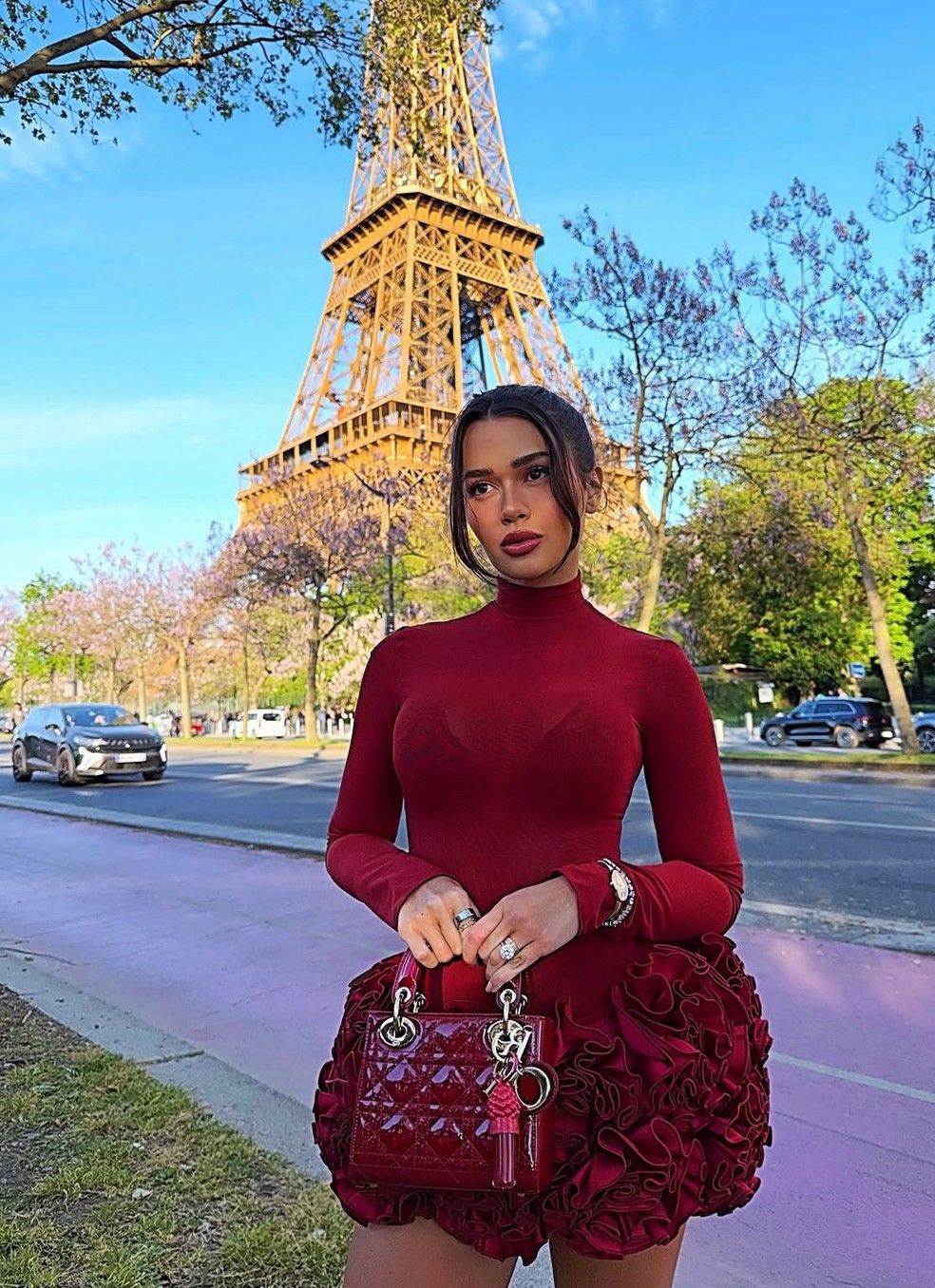 Franciny Ehlke elege look all red para primeiro dia em Paris