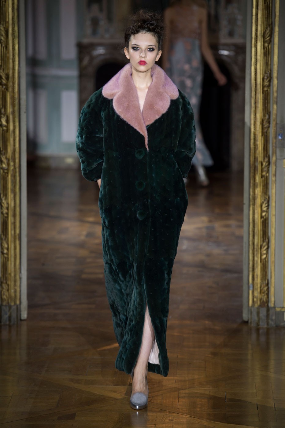 Ulyana Sergeenko volta ao line-up de alta-costura nesta temporada de ...