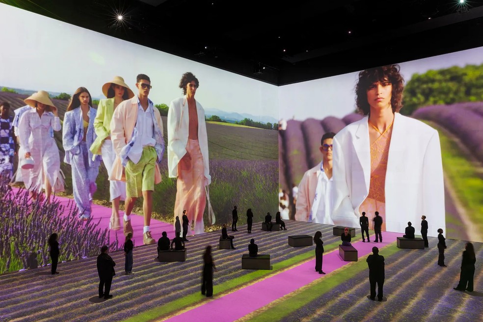 'Inventing the Runway': exposição explora a evolução do desfile de moda