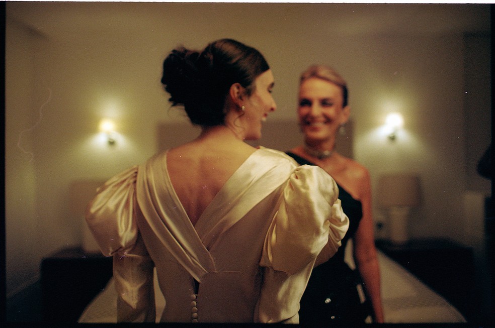 Angelica Bucci se casa em Londrina com looks vintages garimpados