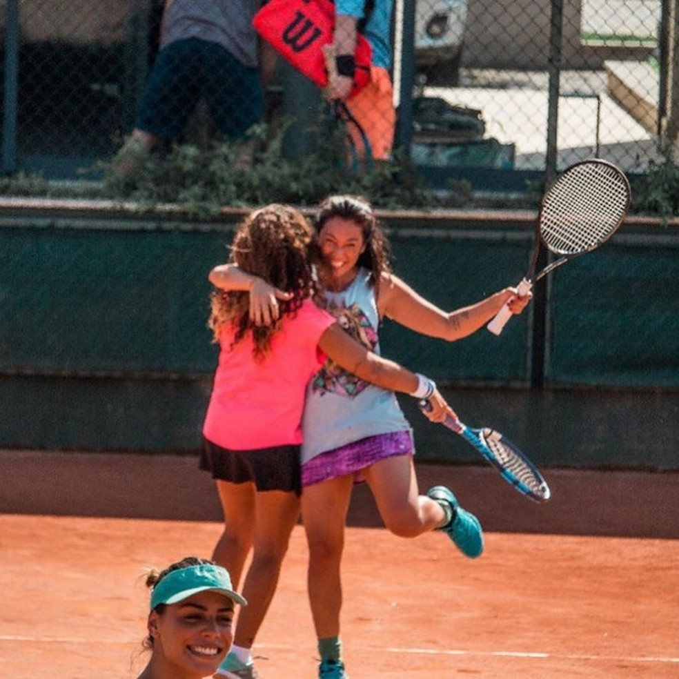 Dani Suzuki mostra habilidade com a raquete durante partida de tênis