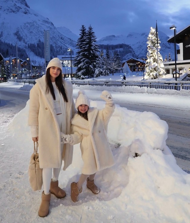 Em meio à neve, Kelly Piquet combina look de inverno com a filha, Penélope