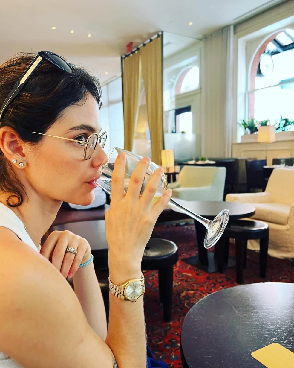 Laura Neiva abre álbum de viagem a Nova York