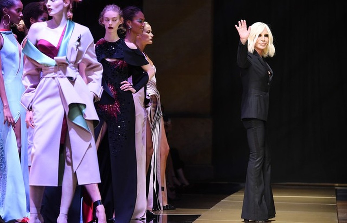 Assista ao vivo ao desfile de verão 2017 da Versace