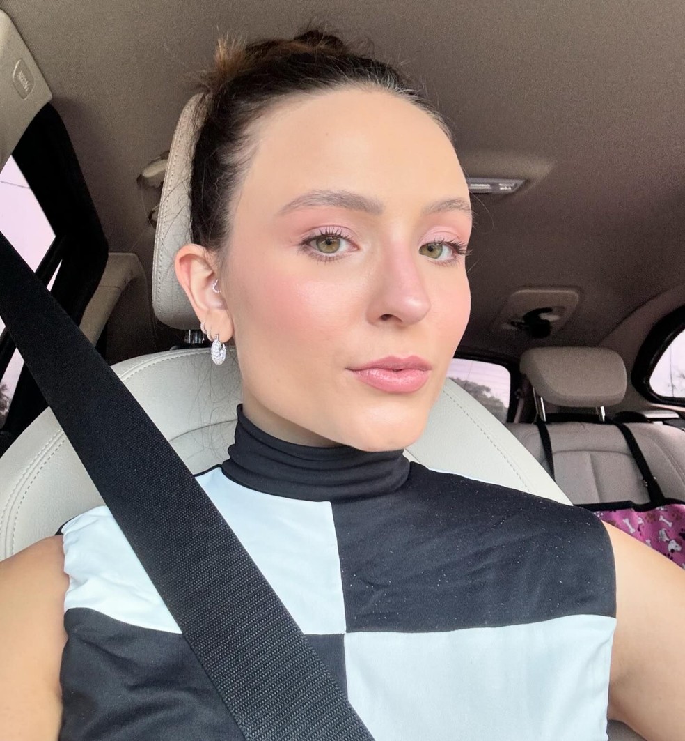 Larissa Manoela abre álbum de fotos ao lado de amigos e marido André Luiz