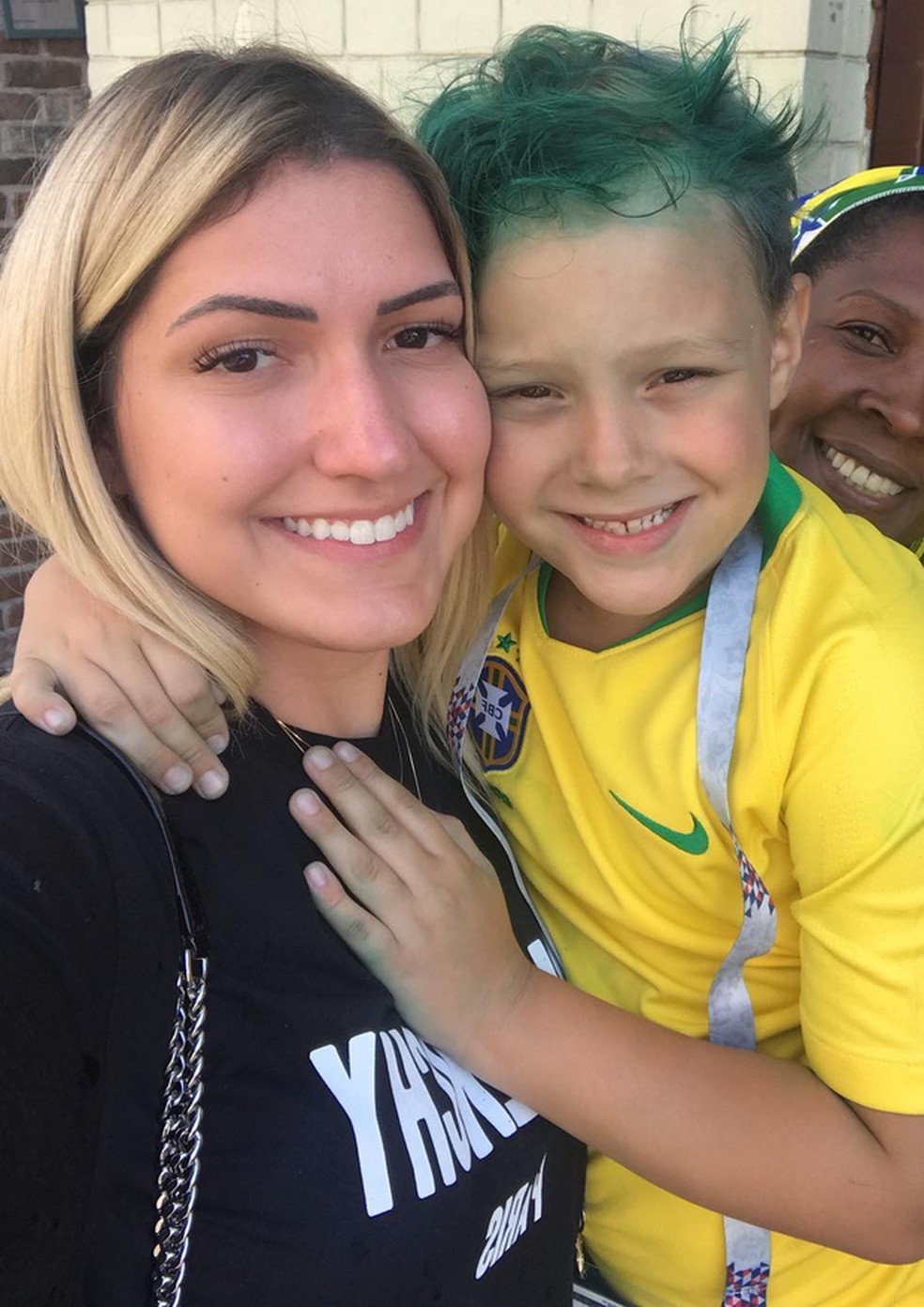 Davi Lucca entra em clima de Copa com o cabelo verde