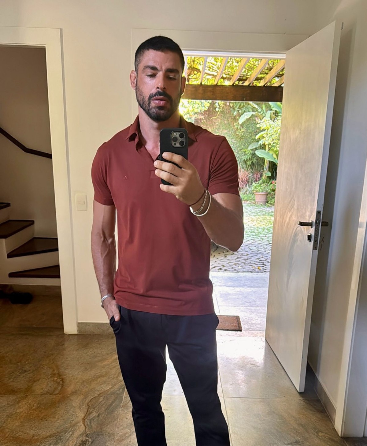 Cauã Reymond exibe dump dos últimos dias