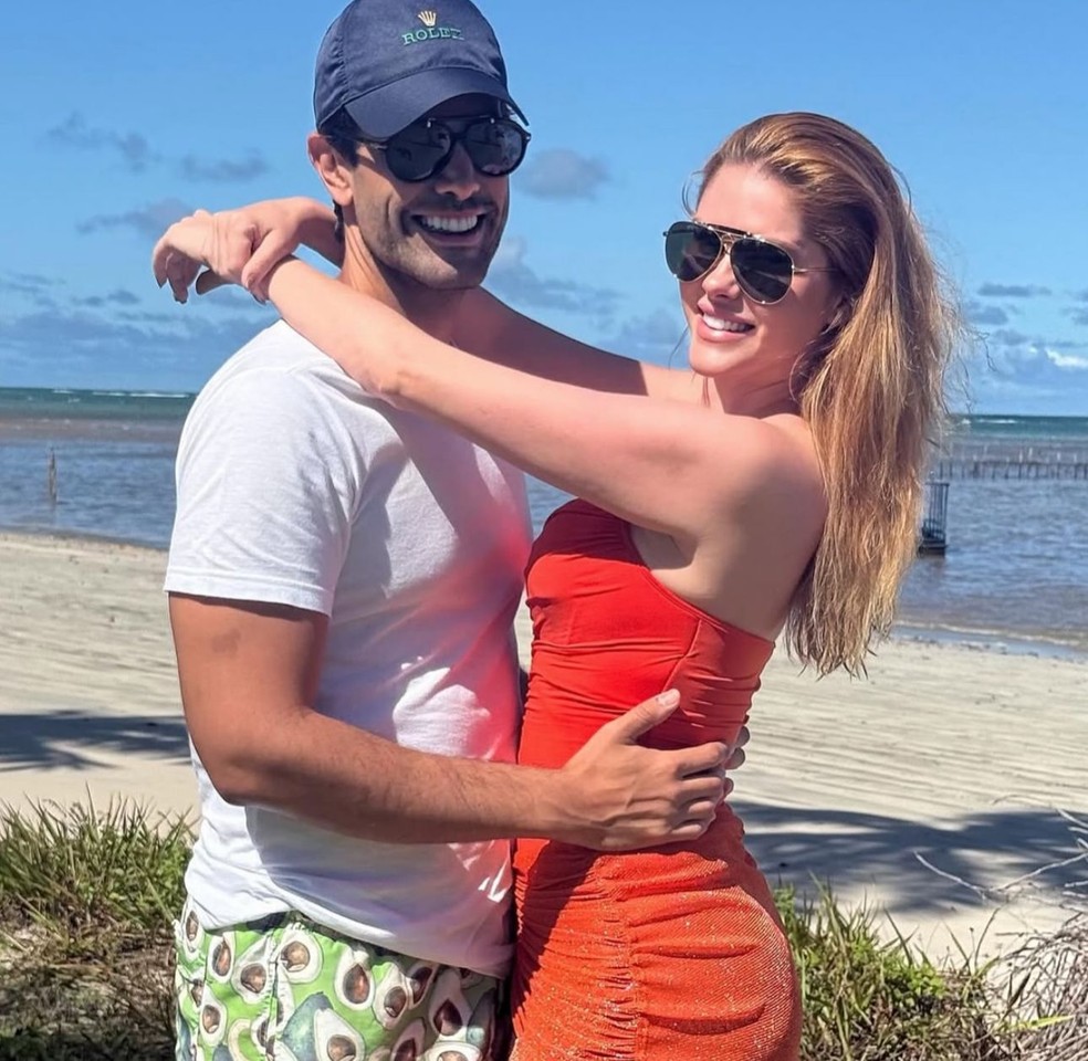 Gustavo Theodoro abre álbum de férias em Alagoas com Bárbara Evans e os ...