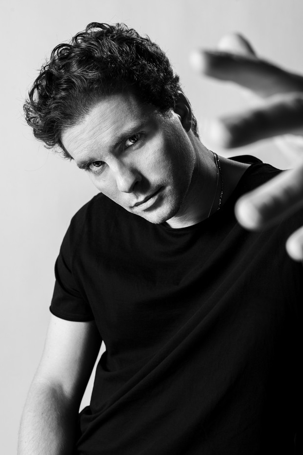 As facetas de Thiago Fragoso: ator de sucesso, maratonista e paizão