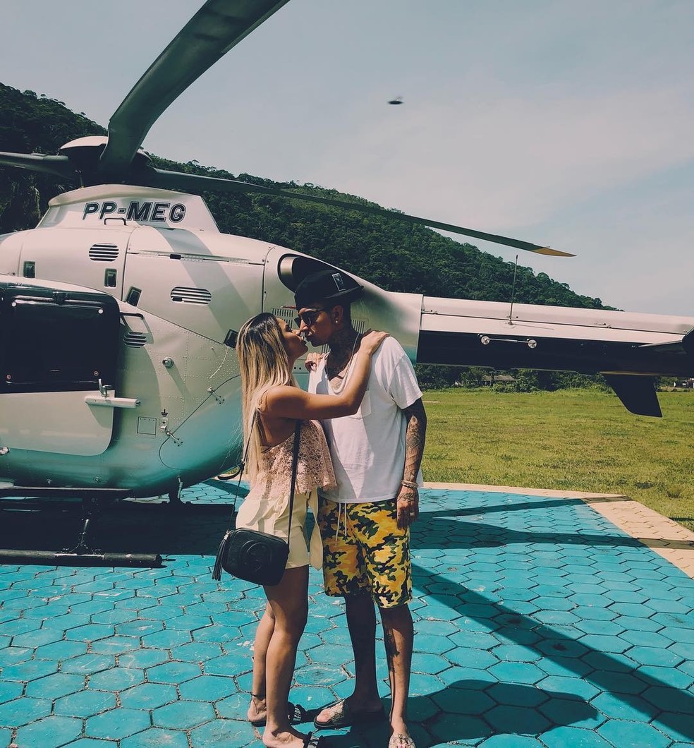 Lexa posa em clima de romance com MC Guimê após passeio de helicóptero