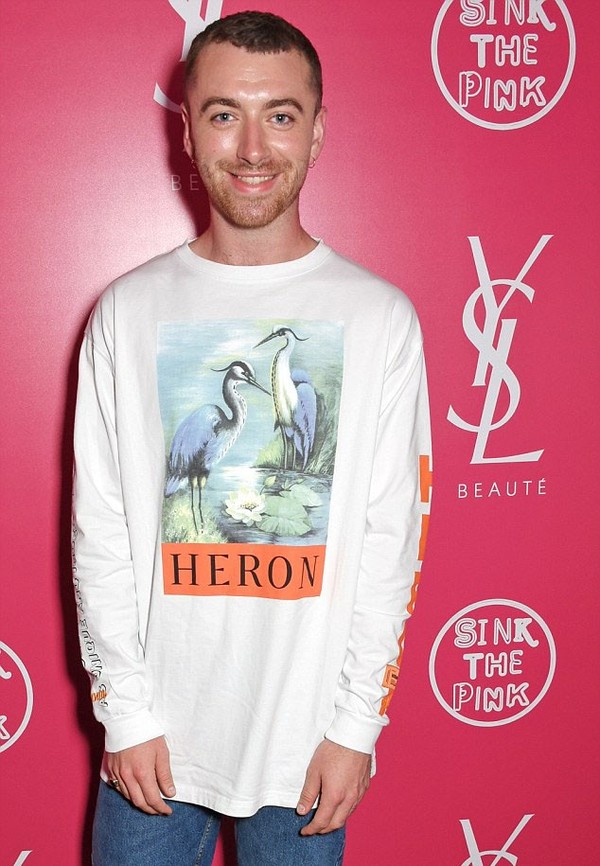 Sam Smith surge dramaticamente magro em evento em Londres