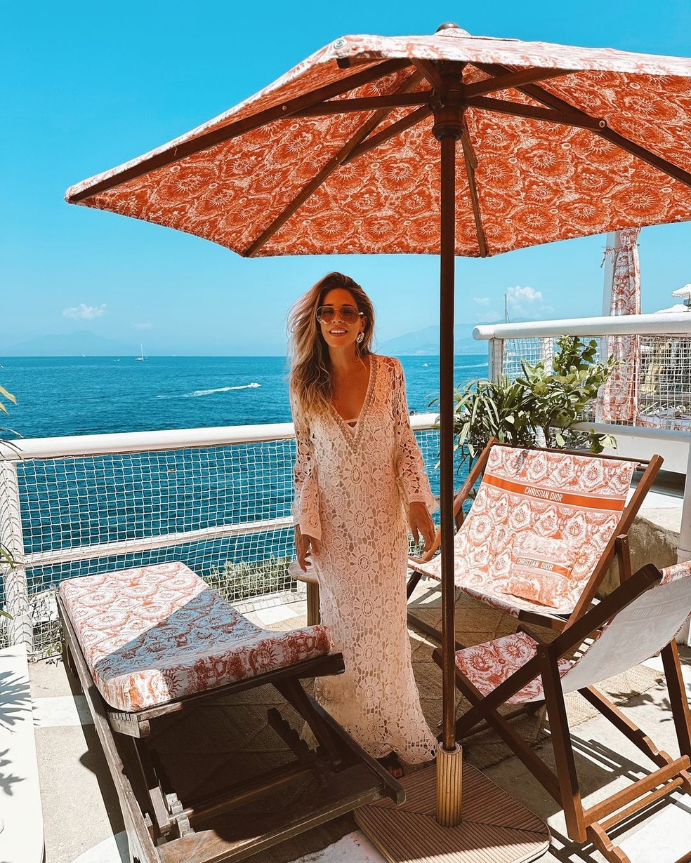 Luma Costa abre álbum de fotos de passeio de barco na Itália