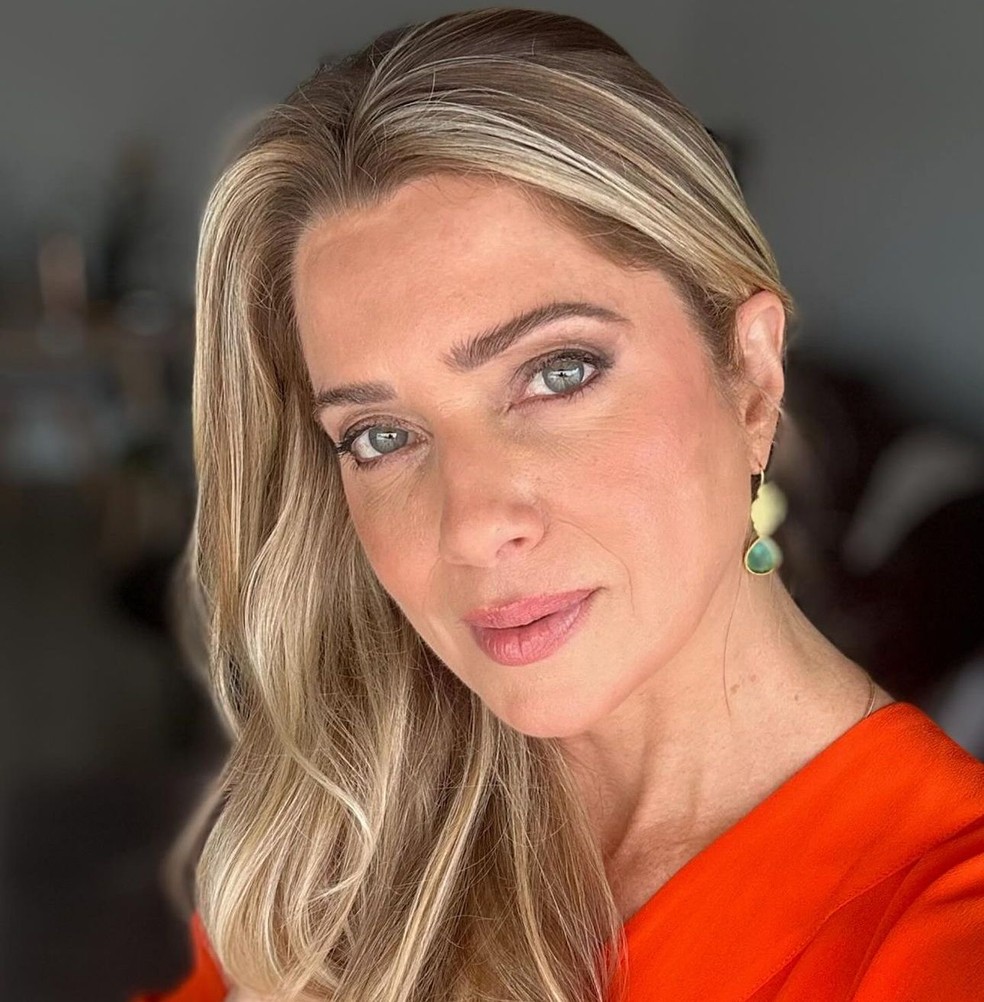 Leticia Spiller esbanja beleza em novas selfies