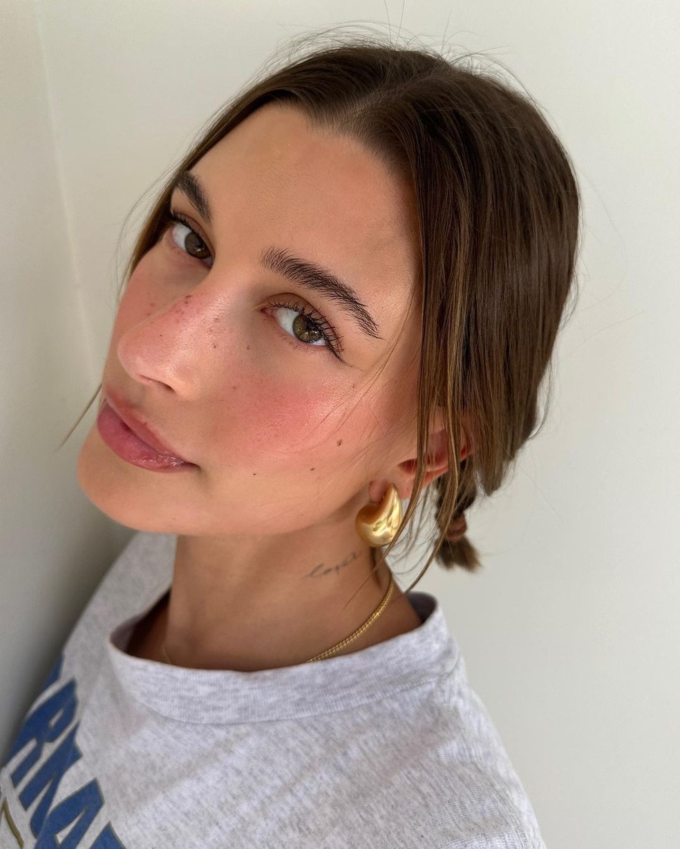 Hailey Bieber abre álbum de selfies e encanta fãs: 'Rosto angelical'