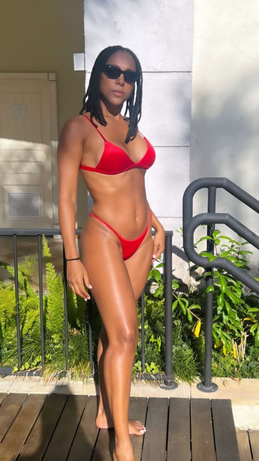 Em Florianópolis, Negra Li desfila de biquíni vermelho em resort