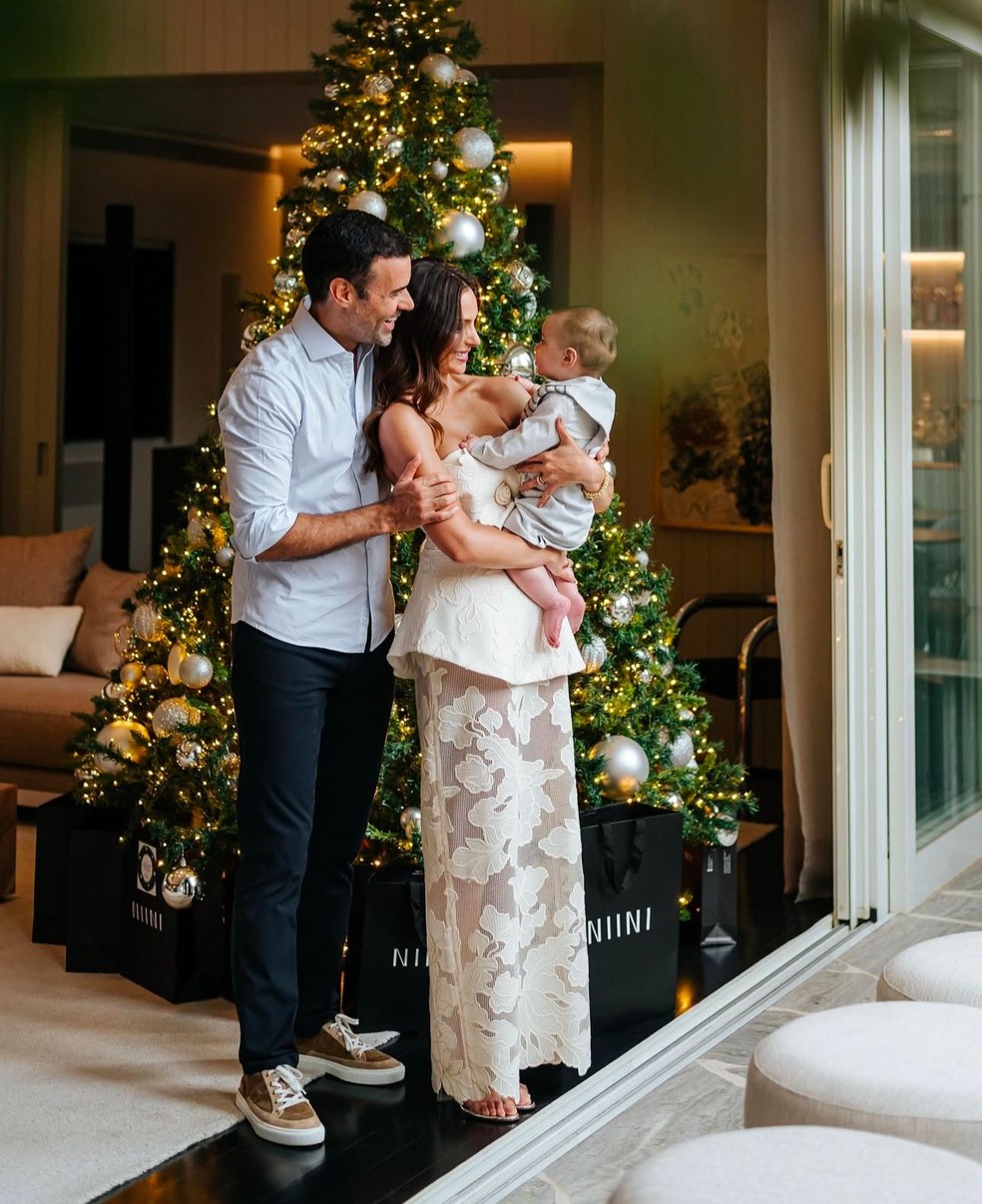 Carol Celico encanta web com cliques natalinos em família