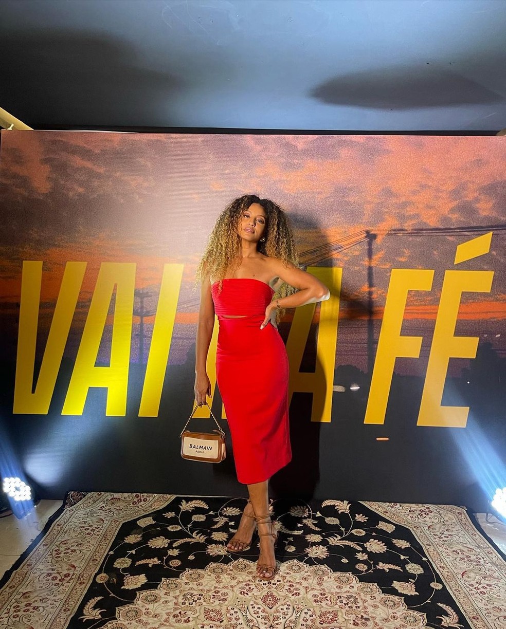 Sheron Menezes celebra estreia da novela “Vai na Fé” ao lado da família