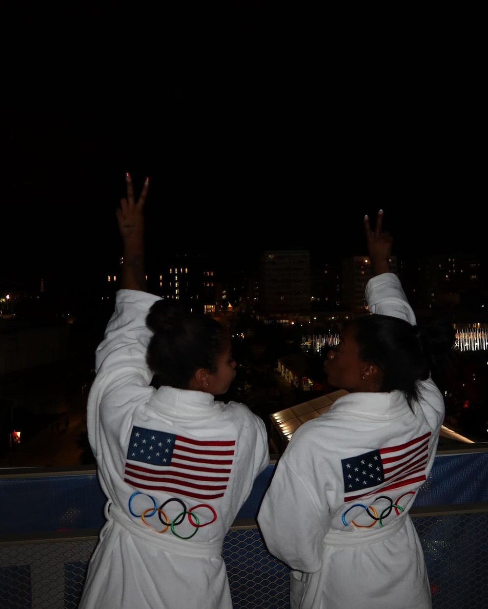 Simone Biles posa ao lado de Jordan Chiles após conquista de medalha ...