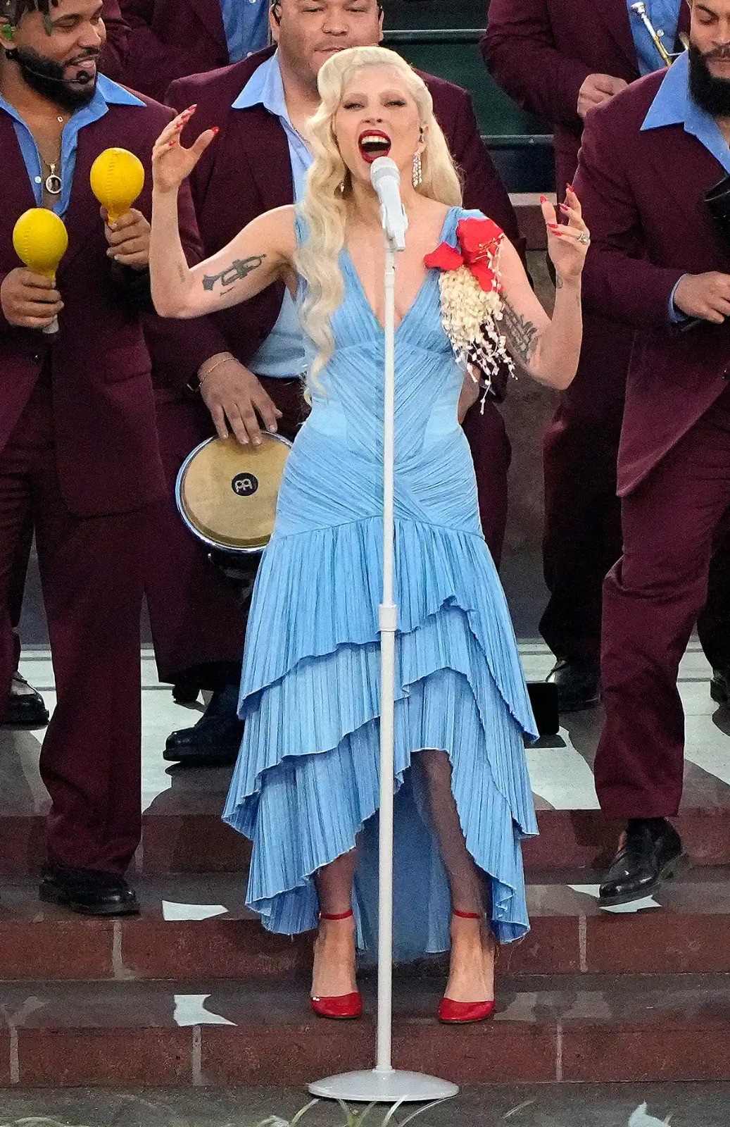 Lady Gaga celebra Porto Rico com look icônico no intervalo do Super ...