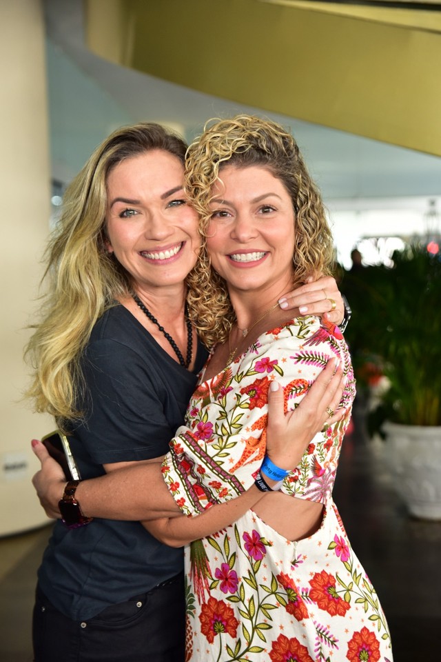 Bárbara Borges reencontra Andrezza Cruz durante evento em São Luís do Maranhão