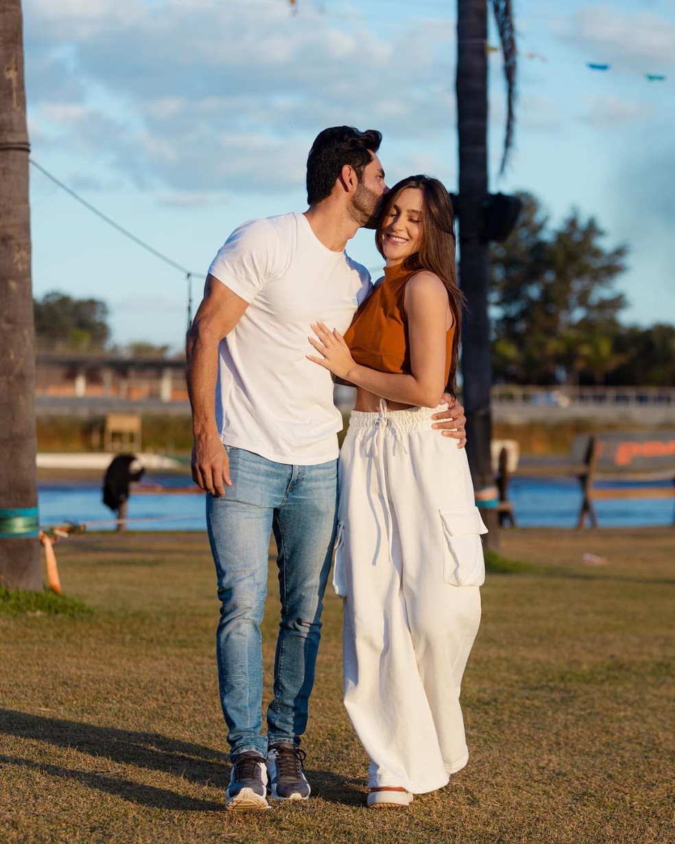 Rodolffo exibe momento romântico com a namorada, Thayla Lacerda
