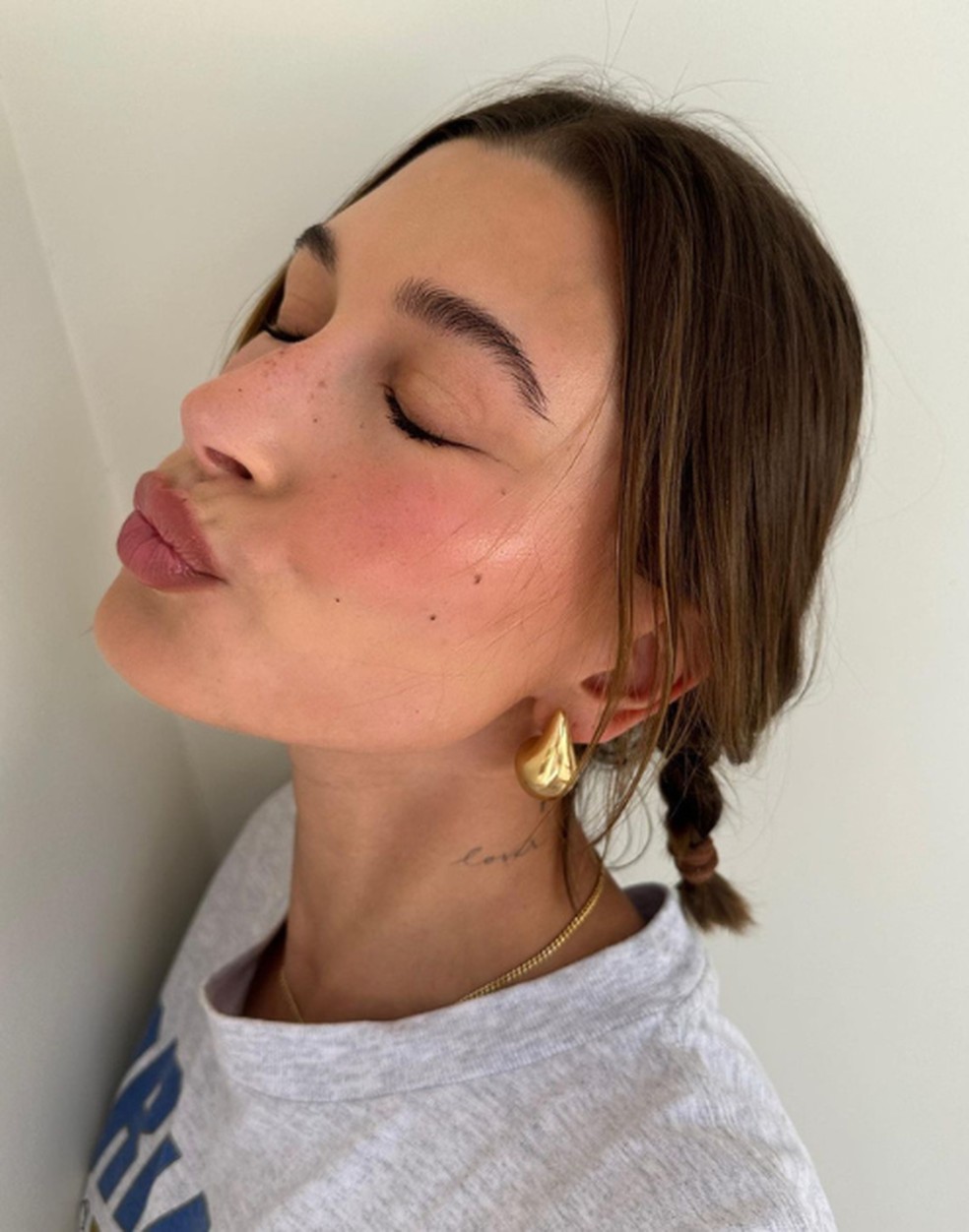 Hailey Bieber abre álbum de selfies e encanta fãs: 'Rosto angelical'
