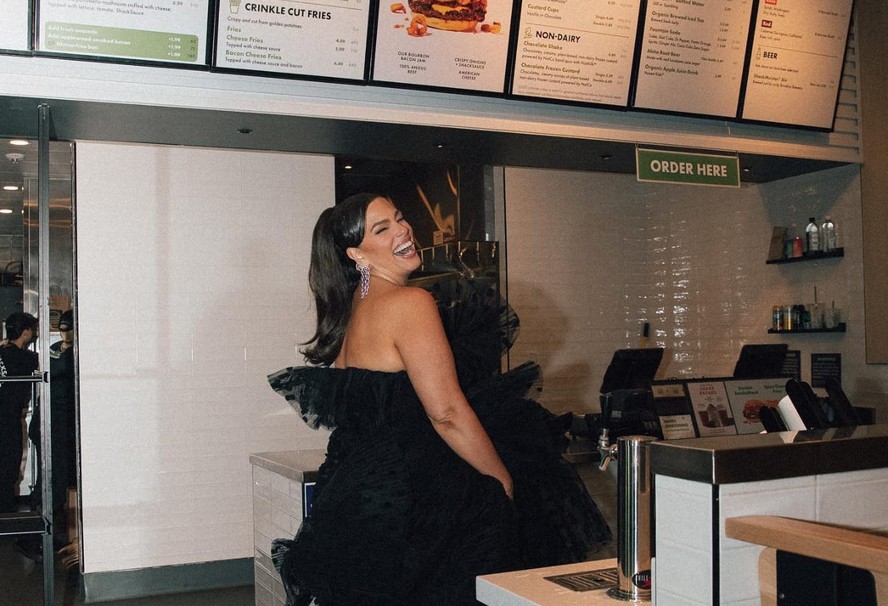 Ashley Graham faz ensaio encantador em loja de fast food