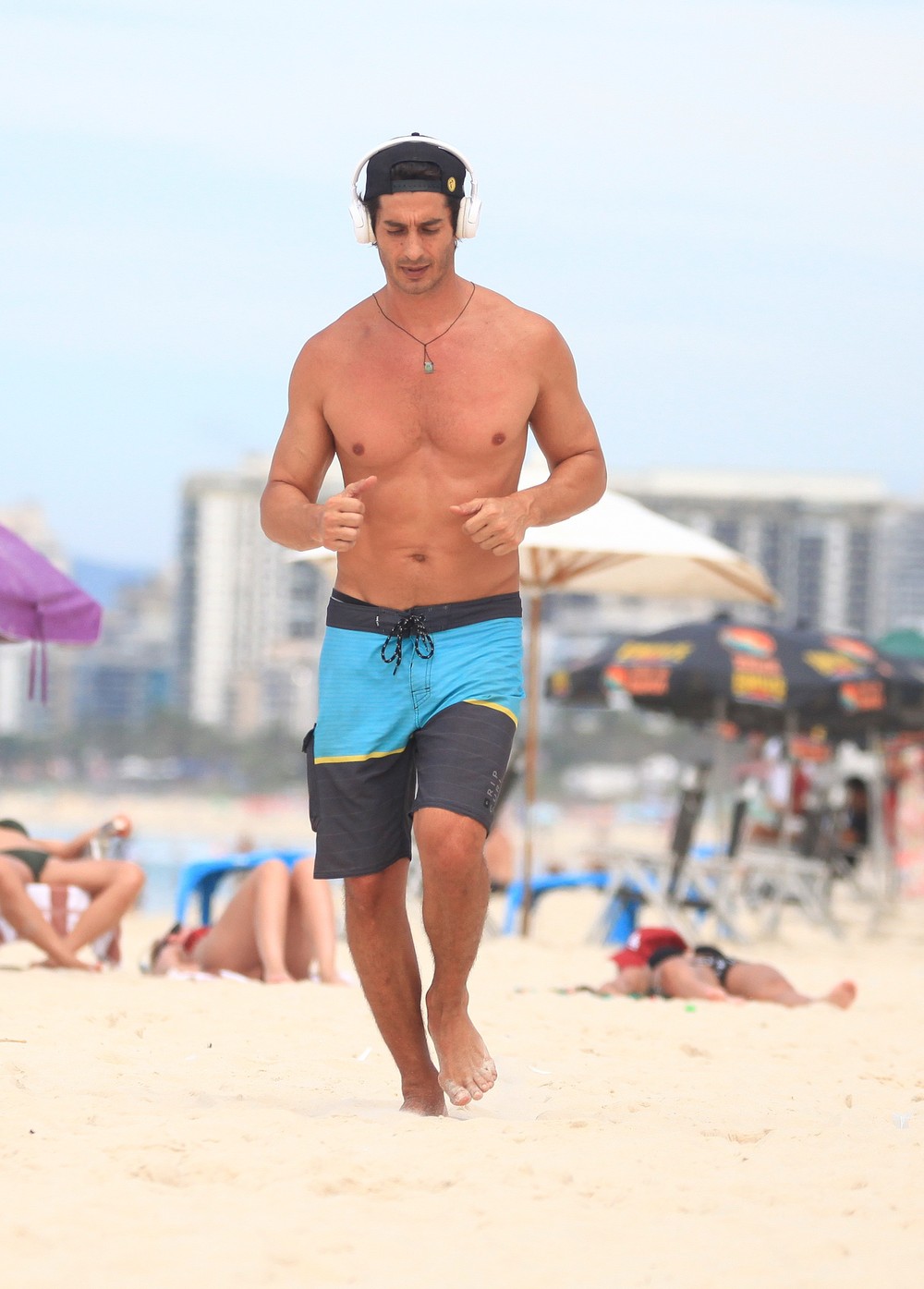 André Resende se exercita em praia no Rio de Janeiro