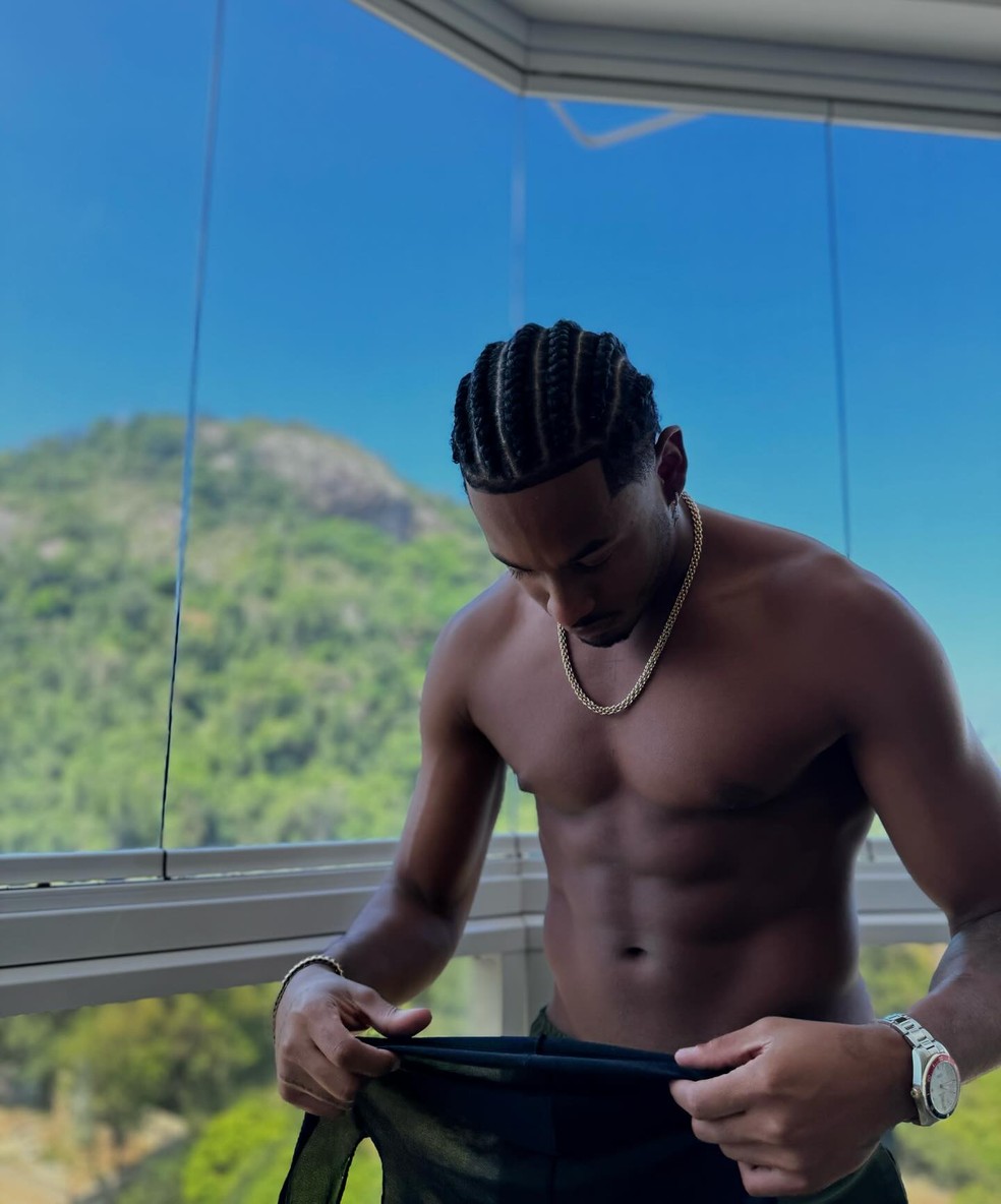 Paulo André exibe novo visual