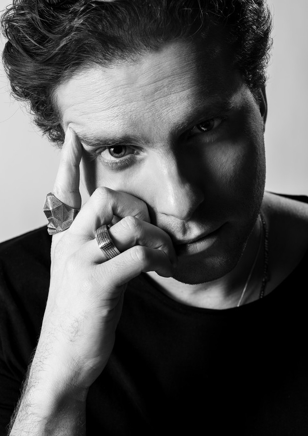 As facetas de Thiago Fragoso: ator de sucesso, maratonista e paizão