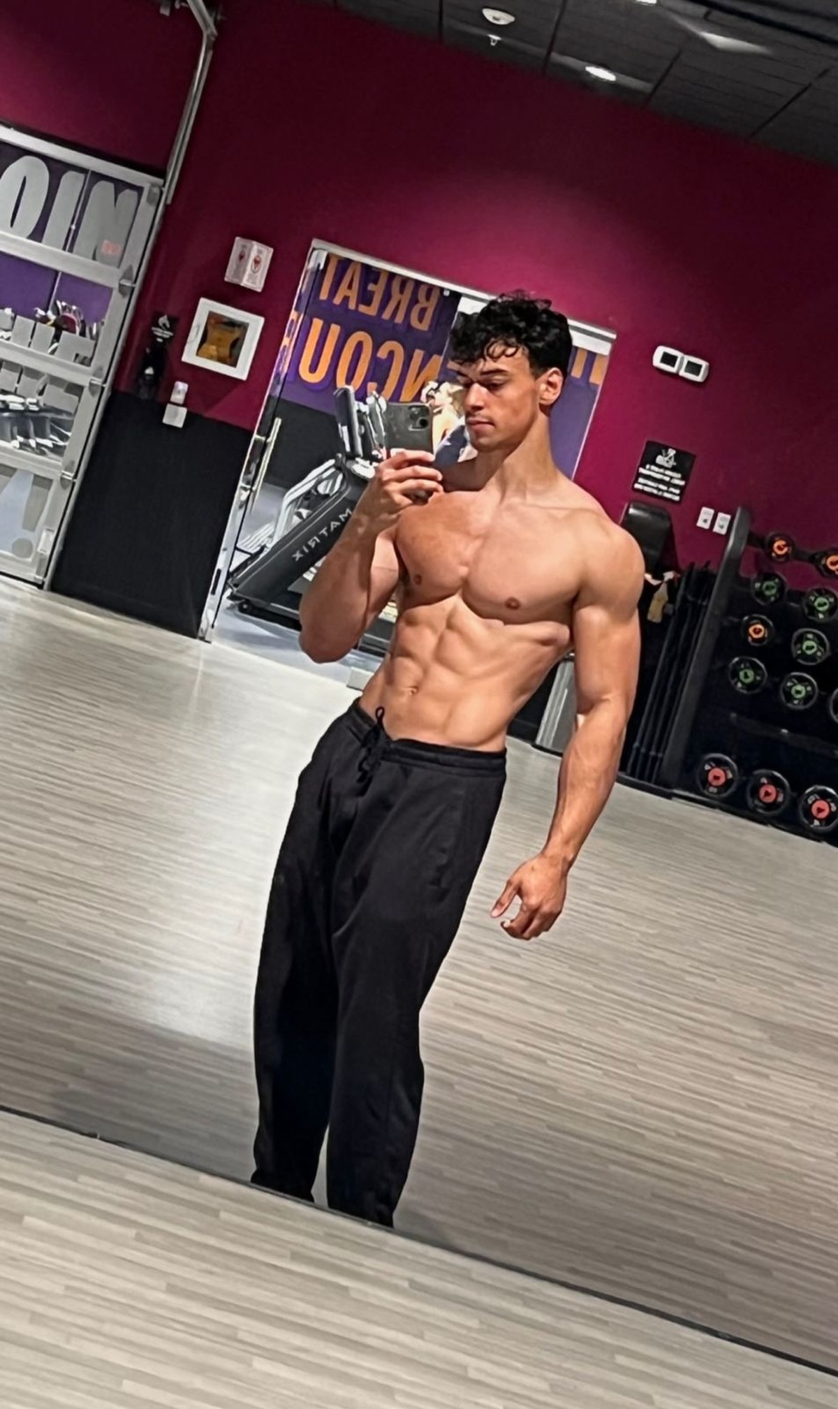 Victor Alexandre mostra resultado de treino pesado