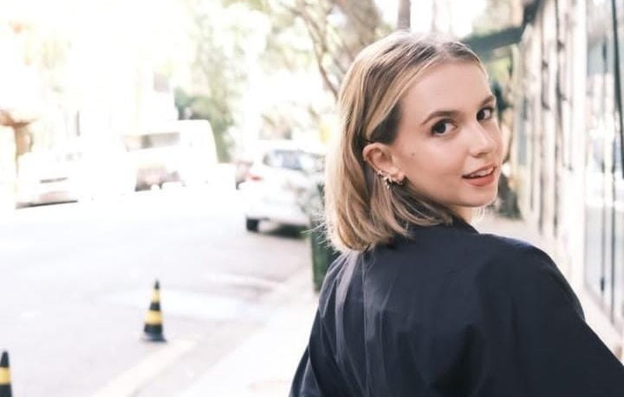 Isa Scherer posa com look all black em ensaio encantador