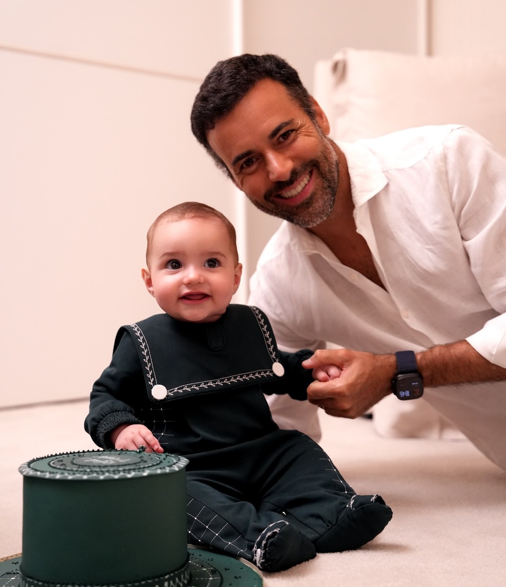 Carol Celico encanta fãs em novas fotos com o caçula: 'Nosso amor'