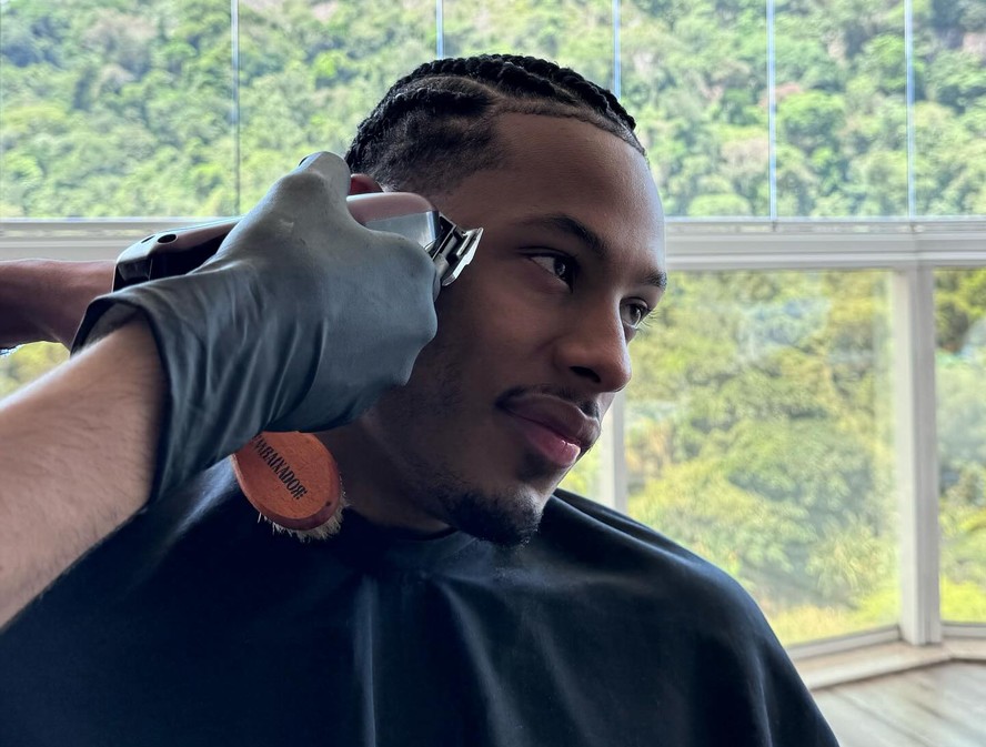 Paulo André exibe novo visual